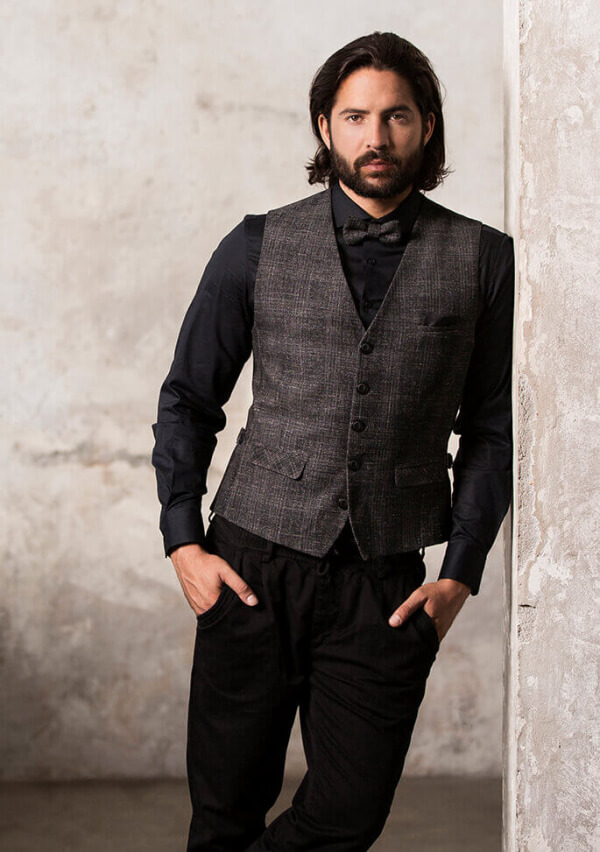 Style-Guide: The bottom button of a vest is always open