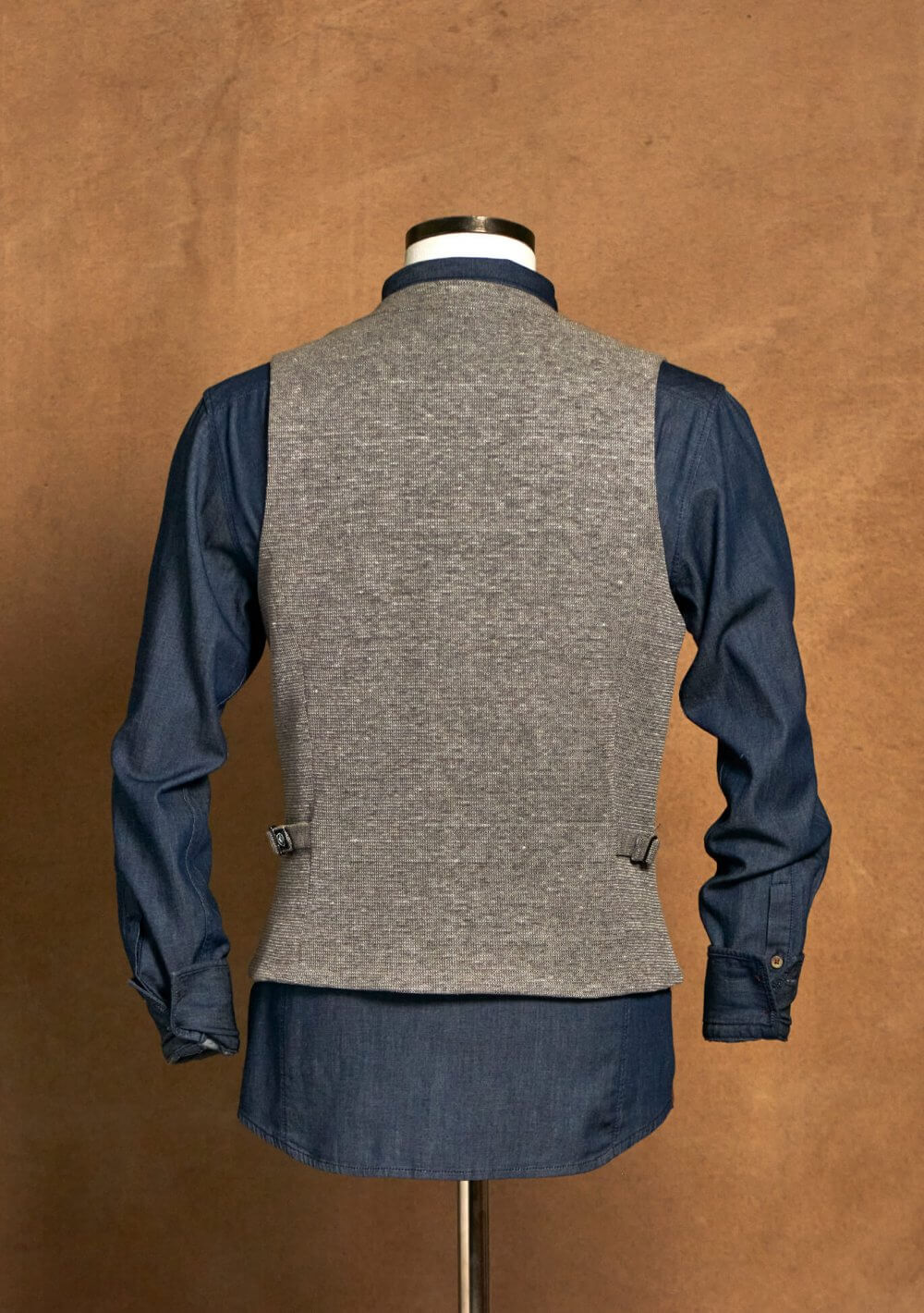 Sommer-Trendsetter: Braune Herrenweste mit Kragen von DORNSCHILD!